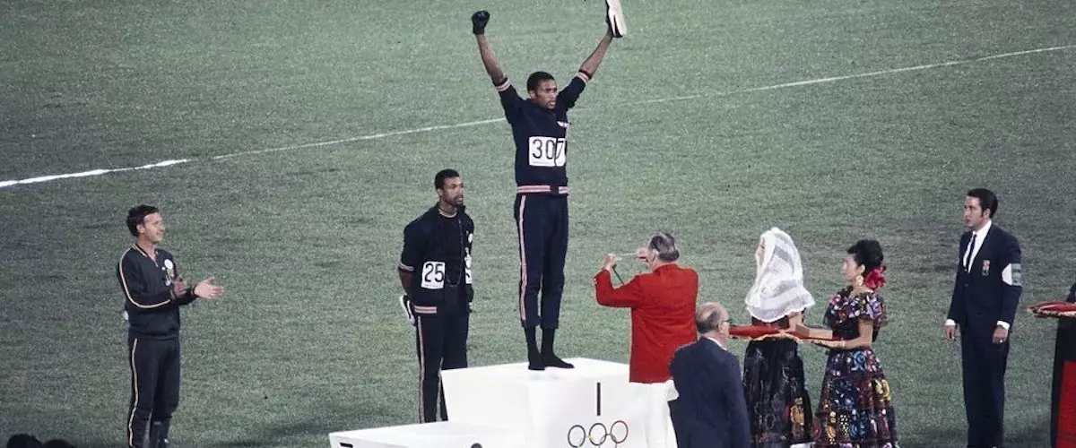 I luga o le Faamanatuga, Aafiaga Tumau a Tommie Smith ma John Carlos i Taaloga Olimipeka 1968