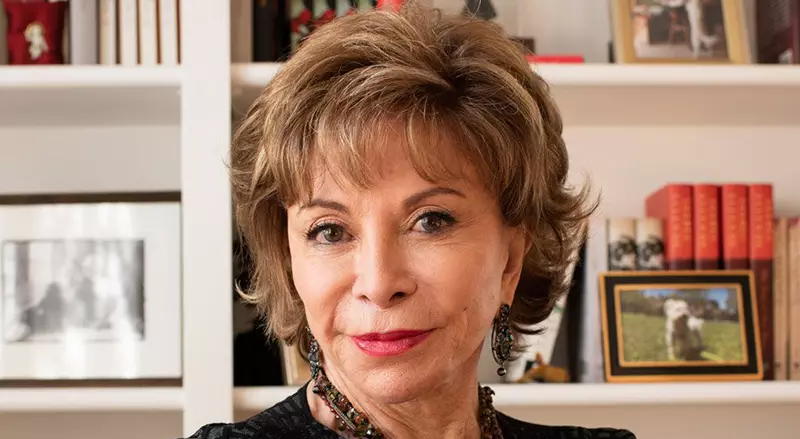 Tá Isabel Allende ag Scríobh Úrscéal atá curtha in áirithe ag Paindéimí