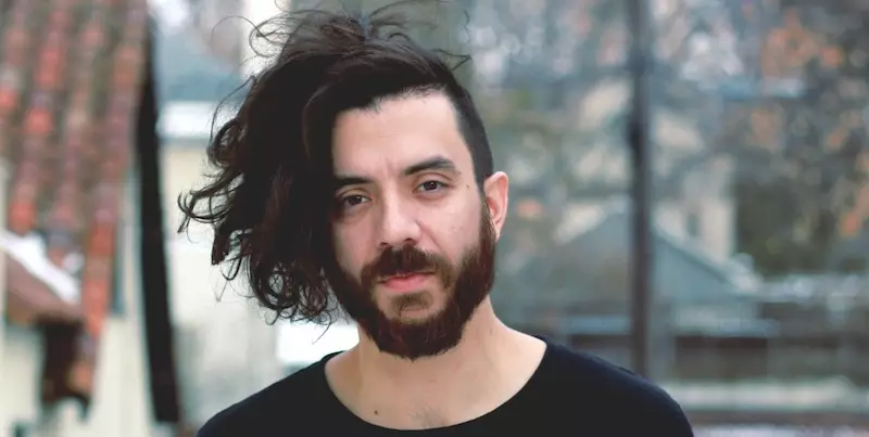 Kaveh Akbar um að verða edrú og yfirnáttúrulegt tungumál ritunar