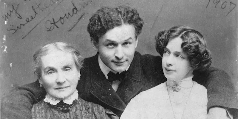 Sut Daeth Harry Houdini yn Bencampwr Sul y Mamau