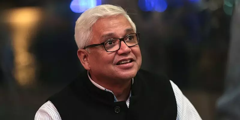 Amitav Ghosh na akụkọ mmalite nsogbu ihu igwe