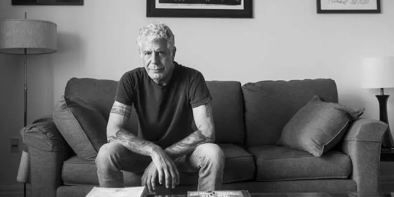 "Ajoyib tartibsizlik." Entoni Bourdain bilan hikoya qilishning murakkabliklariga qarshi turish to'g'risida