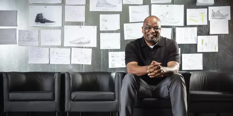 D'Wayne Edwards pri Konstruado de Dukto por Diverseco en Sneaker Design